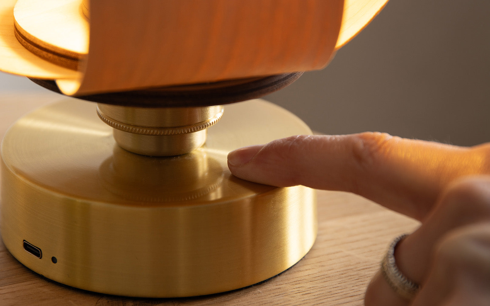 Verso Portable Table Light | Tom Raffield