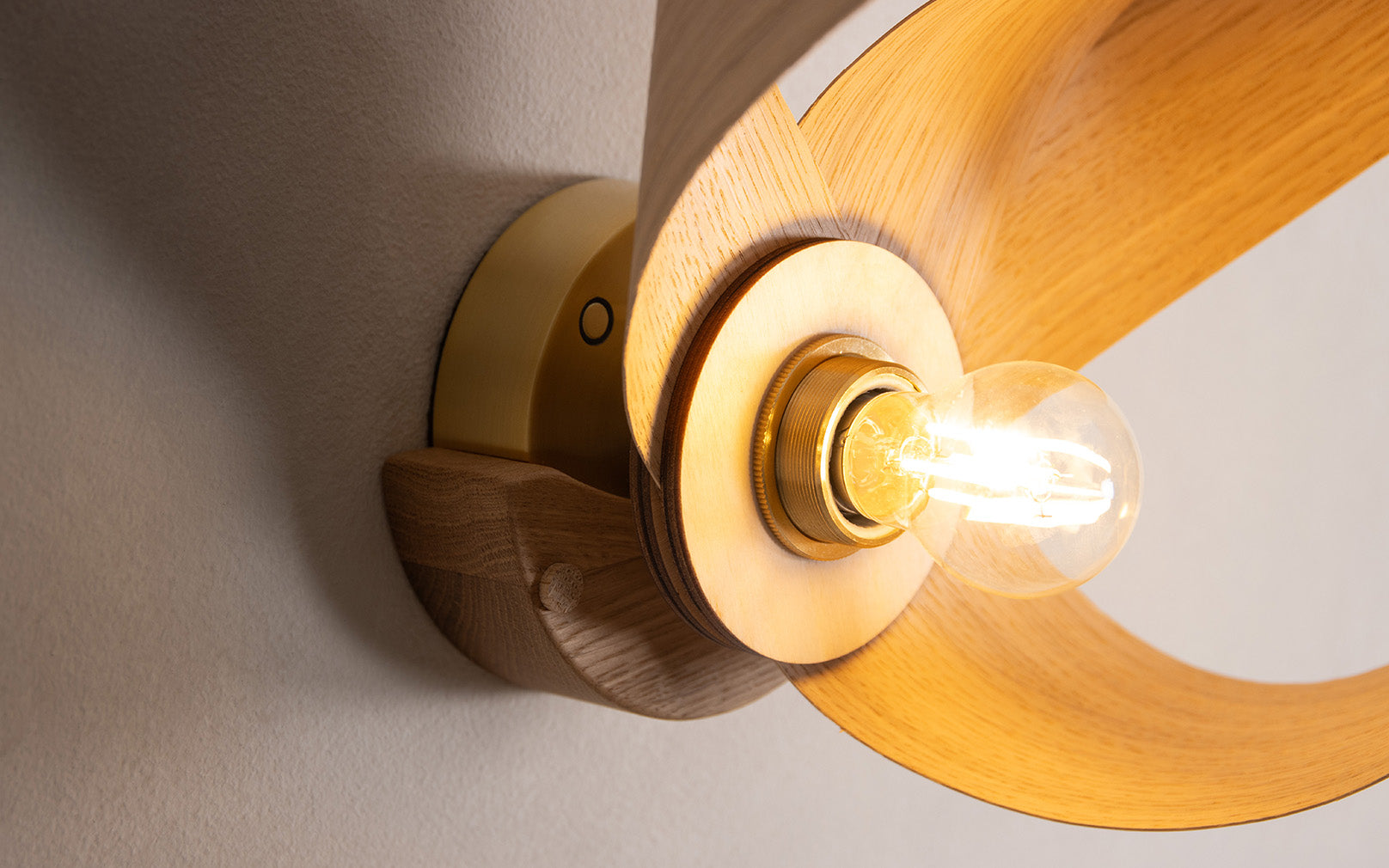 Verso Wireless Wall Light | Tom Raffield